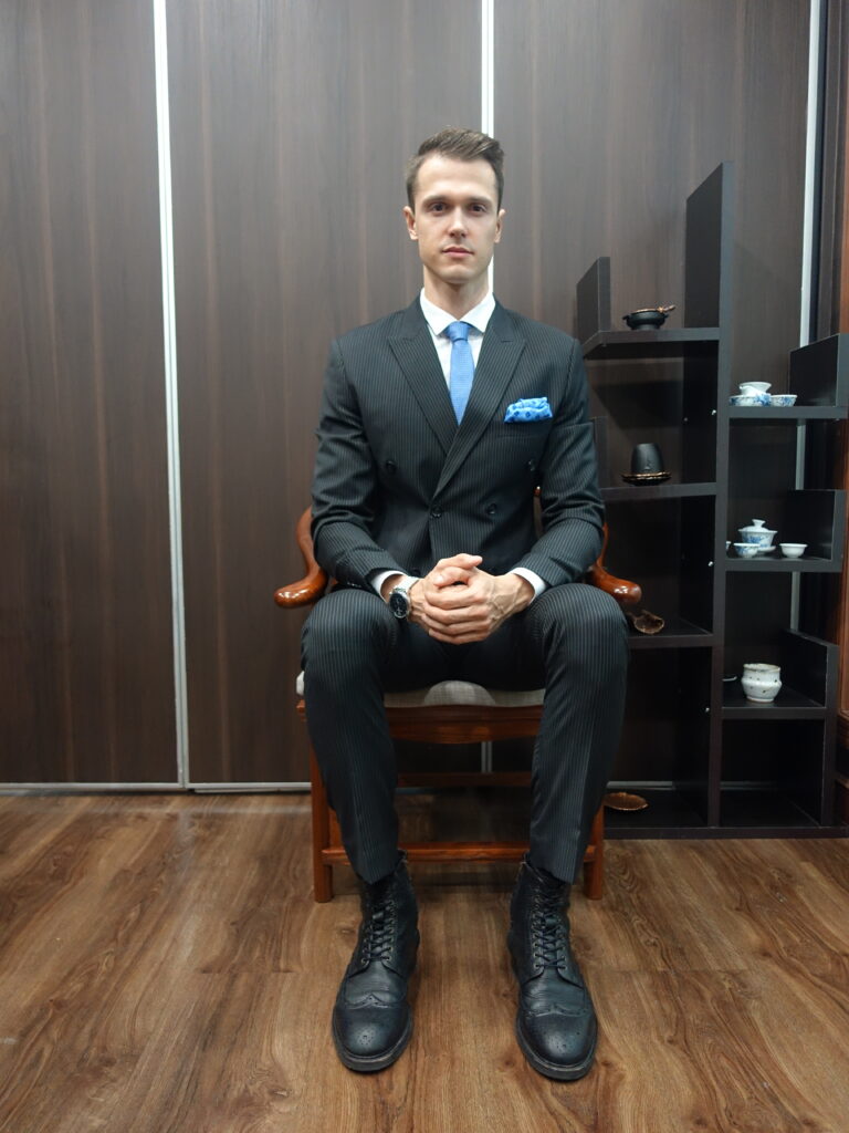 Gentlemen's sitting and standing poses ~ Academie de Bernadac ...