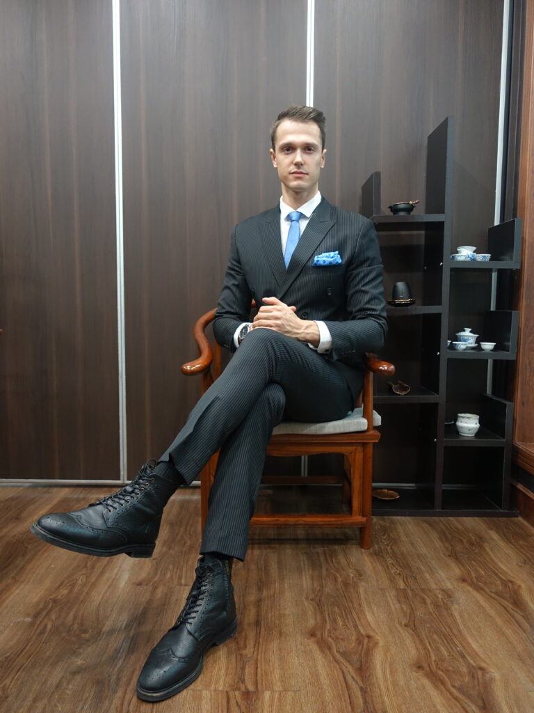 Gentlemen's sitting and standing poses ~ Academie de Bernadac ...