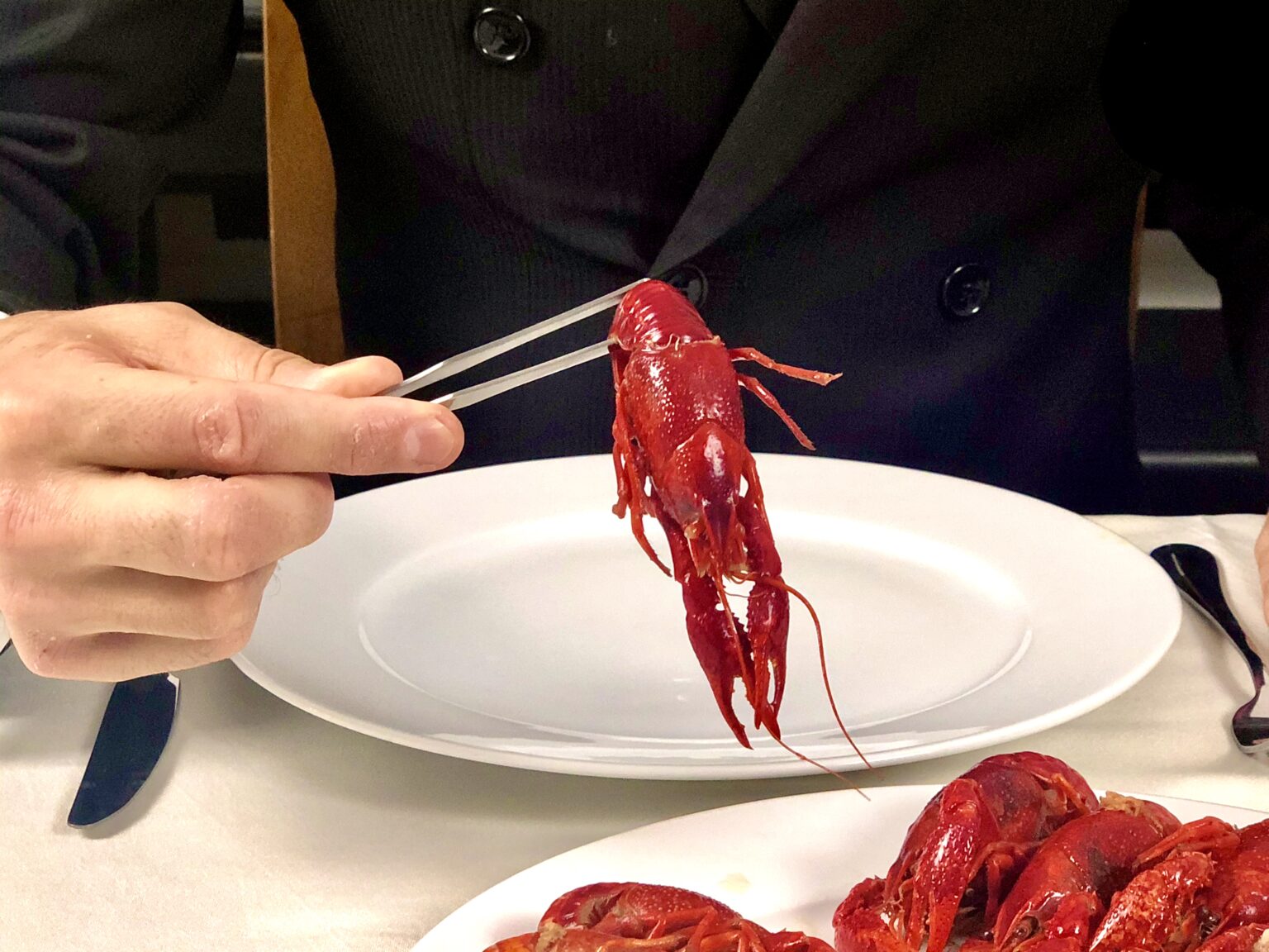 Eating crayfish gracefully ~ Academie de Bernadac : Academie de Bernadac